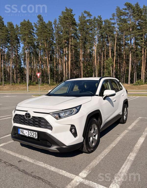 White Toyota RAV4 2023 in Riga, with an engine capacity of 2.00 L and mileage of 18 thousand km for 33500 €, photo 2 on AUTOMOTO.COM.LV