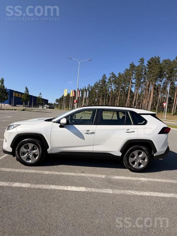 White Toyota RAV4 2023 in Riga, with an engine capacity of 2.00 L and mileage of 18 thousand km for 33500 €, photo 3 on AUTOMOTO.COM.LV