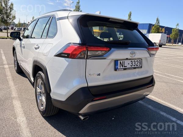 White Toyota RAV4 2023 in Riga, with an engine capacity of 2.00 L and mileage of 18 thousand km for 33500 €, photo 5 on AUTOMOTO.COM.LV