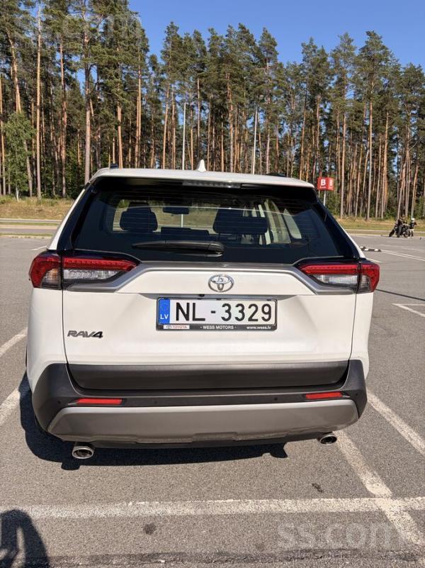 White Toyota RAV4 2023 in Riga, with an engine capacity of 2.00 L and mileage of 18 thousand km for 33500 €, photo 6 on AUTOMOTO.COM.LV