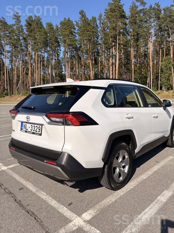 White Toyota RAV4 2023 in Riga, with an engine capacity of 2.00 L and mileage of 18 thousand km for 33500 €, photo 7 on AUTOMOTO.COM.LV