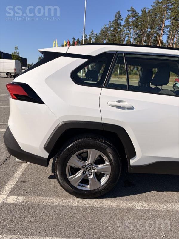 White Toyota RAV4 2023 in Riga, with an engine capacity of 2.00 L and mileage of 18 thousand km for 33500 €, photo 8 on AUTOMOTO.COM.LV