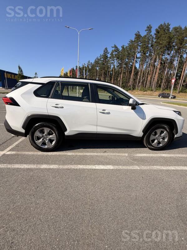 White Toyota RAV4 2023 in Riga, with an engine capacity of 2.00 L and mileage of 18 thousand km for 33500 €, photo 9 on AUTOMOTO.COM.LV