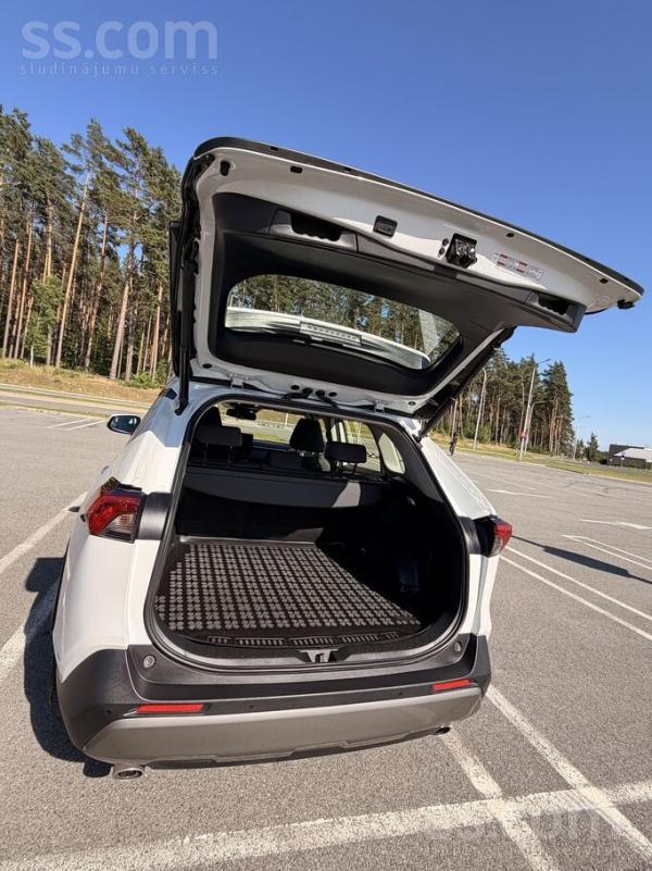 White Toyota RAV4 2023 in Riga, with an engine capacity of 2.00 L and mileage of 18 thousand km for 33500 €, photo 10 on AUTOMOTO.COM.LV