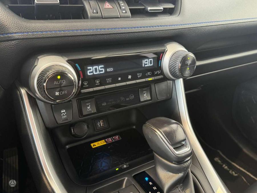 Balts Toyota RAV4 2023 Šauļi, ar dzinēja tilpumu 2.49 L un nobraukumu 50 tūkst. km par 34900 €, foto 24 vietnē AUTOMOTO.COM.LV