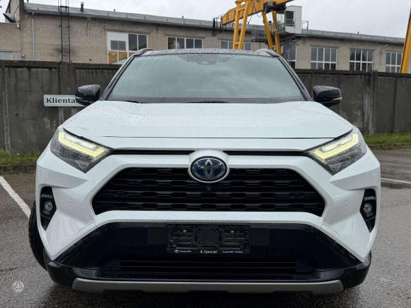 White Toyota RAV4 2023 in Vilnius, with an engine capacity of 2.49 L and mileage of 196 thousand km for 26900 €, photo 5 on AUTOMOTO.COM.LV