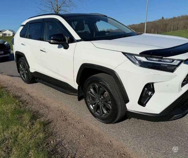 White Toyota RAV4 2023 in Siauliai, with an engine capacity of 2.50 L and mileage of 270 thousand km for 23999 €, photo 3 on AUTOMOTO.COM.LV