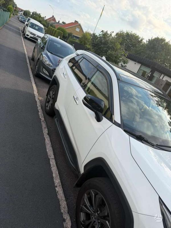 White Toyota RAV4 2023 in Siauliai, with an engine capacity of 2.50 L and mileage of 270 thousand km for 23999 €, photo 6 on AUTOMOTO.COM.LV