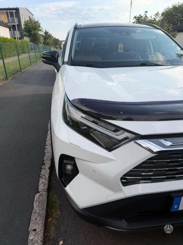 White Toyota RAV4 2023 in Siauliai, with an engine capacity of 2.50 L and mileage of 270 thousand km for 23999 €, photo 9 on AUTOMOTO.COM.LV