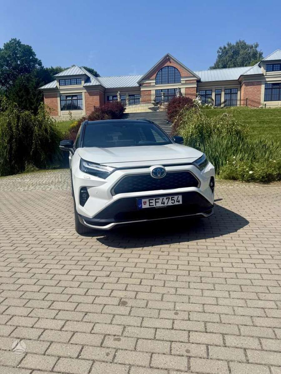 White Toyota RAV4 2023 in Vilnius, with an engine capacity of 2.49 L and mileage of 170 thousand km for 33800 €, photo 3 on AUTOMOTO.COM.LV