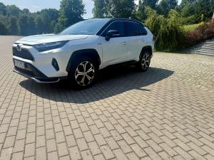 White Toyota RAV4 2023 in Vilnius, with an engine capacity of 2.49 L and mileage of 170 thousand km for 33800 €, photo 4 on AUTOMOTO.COM.LV
