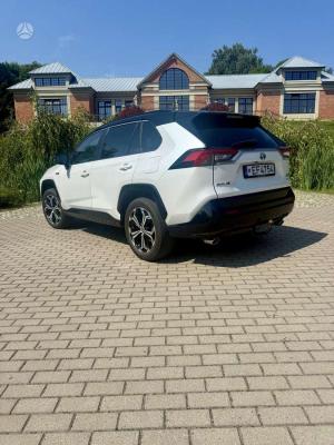 White Toyota RAV4 2023 in Vilnius, with an engine capacity of 2.49 L and mileage of 170 thousand km for 33800 €, photo 5 on AUTOMOTO.COM.LV