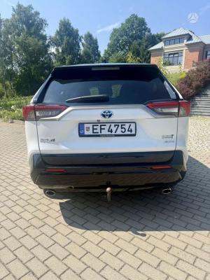 White Toyota RAV4 2023 in Vilnius, with an engine capacity of 2.49 L and mileage of 170 thousand km for 33800 €, photo 6 on AUTOMOTO.COM.LV