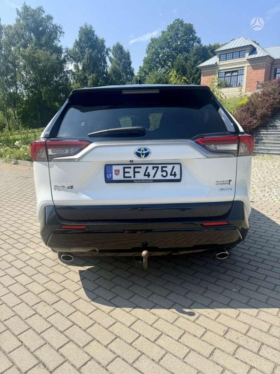 White Toyota RAV4 2023 in Vilnius, with an engine capacity of 2.49 L and mileage of 170 thousand km for 33800 €, photo 6 on AUTOMOTO.COM.LV
