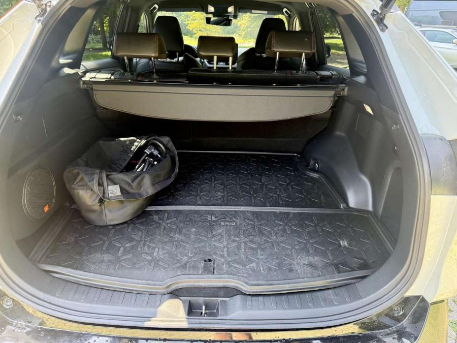 White Toyota RAV4 2023 in Vilnius, with an engine capacity of 2.49 L and mileage of 170 thousand km for 33800 €, photo 11 on AUTOMOTO.COM.LV