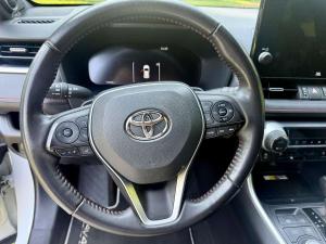 White Toyota RAV4 2023 in Vilnius, with an engine capacity of 2.49 L and mileage of 170 thousand km for 33800 €, photo 16 on AUTOMOTO.COM.LV