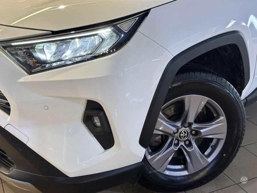 Balts Toyota RAV4 2023 Viļņa, ar dzinēja tilpumu 2.50 L un nobraukumu 151 tūkst. km par 29950 €, foto 30 vietnē AUTOMOTO.COM.LV