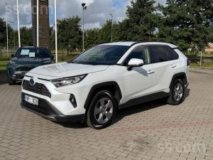 Toyota RAV4 2023 in Liepaja on AUTOMOTO.COM.LV White Toyota RAV4 2023 in Liepaja, with an engine capacity of 2.50 L and mileage of 56 thousand km for 32900 €, photo 1 on AUTOMOTO.COM.LV