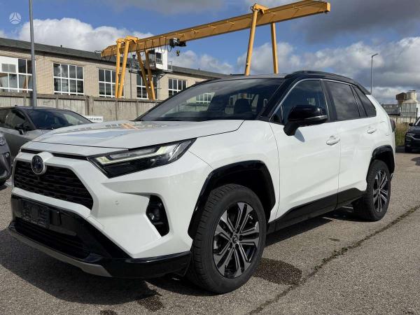 White Toyota RAV4 2023 in Vilnius, with an engine capacity of 2.49 L and mileage of 196 thousand km for 23900 €, photo 3 on AUTOMOTO.COM.LV