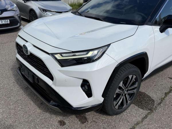 White Toyota RAV4 2023 in Vilnius, with an engine capacity of 2.49 L and mileage of 196 thousand km for 23900 €, photo 4 on AUTOMOTO.COM.LV