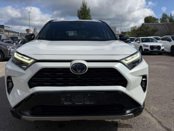 White Toyota RAV4 2023 in Vilnius, with an engine capacity of 2.49 L and mileage of 196 thousand km for 23900 €, photo 5 on AUTOMOTO.COM.LV