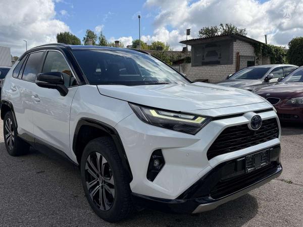 White Toyota RAV4 2023 in Vilnius, with an engine capacity of 2.49 L and mileage of 196 thousand km for 23900 €, photo 7 on AUTOMOTO.COM.LV