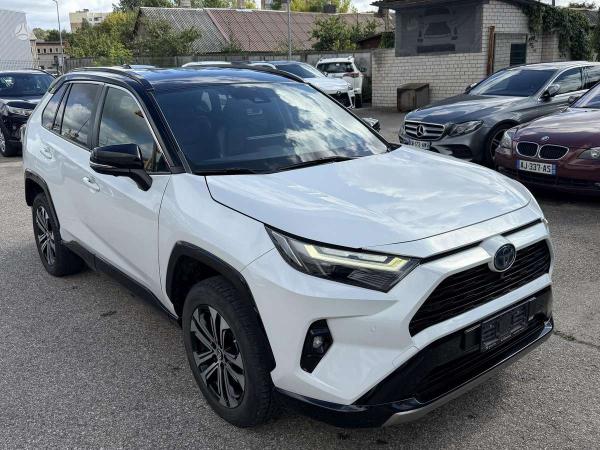 White Toyota RAV4 2023 in Vilnius, with an engine capacity of 2.49 L and mileage of 196 thousand km for 23900 €, photo 8 on AUTOMOTO.COM.LV
