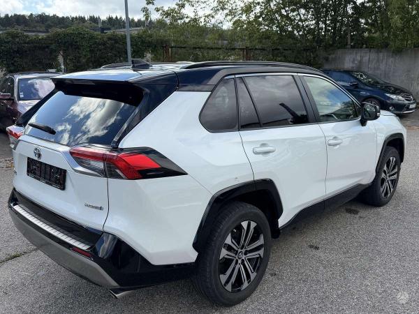 White Toyota RAV4 2023 in Vilnius, with an engine capacity of 2.49 L and mileage of 196 thousand km for 23900 €, photo 9 on AUTOMOTO.COM.LV