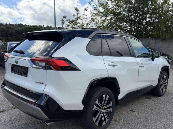 White Toyota RAV4 2023 in Vilnius, with an engine capacity of 2.49 L and mileage of 196 thousand km for 23900 €, photo 10 on AUTOMOTO.COM.LV
