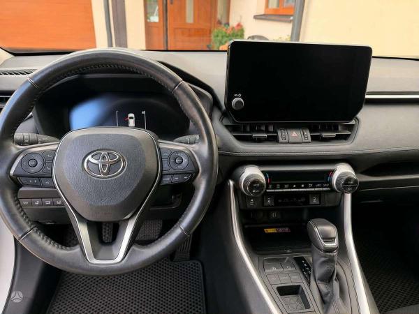 White Toyota RAV4 2023 in Palanga, with an engine capacity of 2.49 L and mileage of 74 thousand km for 32799 €, photo 5 on AUTOMOTO.COM.LV