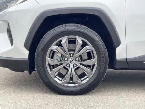 Balts Toyota RAV4 2023 Rīga, ar dzinēja tilpumu 2.50 L un nobraukumu 45 tūkst. km par 36990 €, foto 16 vietnē AUTOMOTO.COM.LV