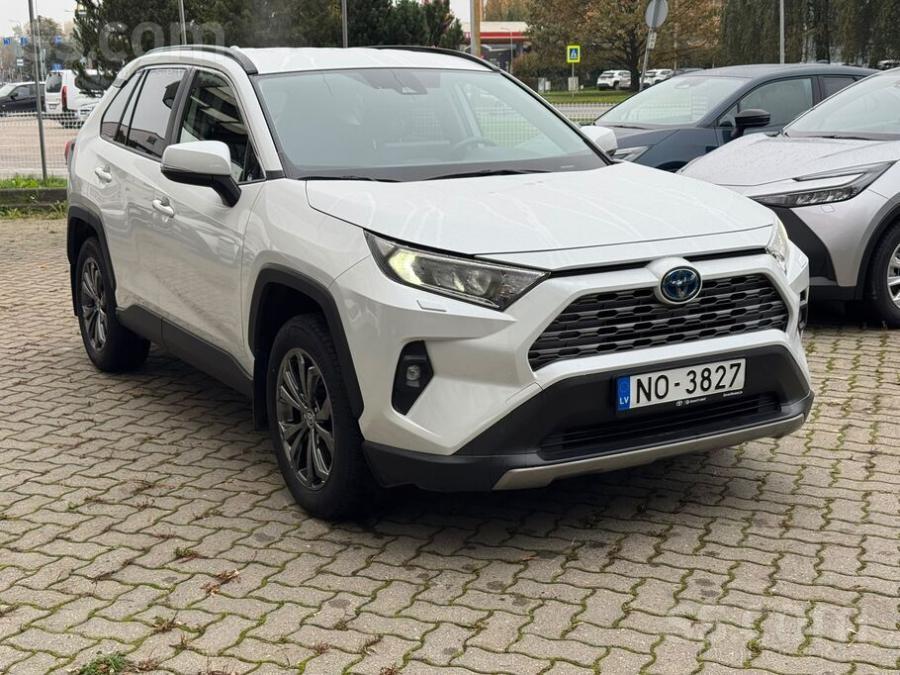 Balts Toyota RAV4 2023 Rīga, ar dzinēja tilpumu 2.50 L un nobraukumu 52 tūkst. km par 29850 €, foto 1 vietnē AUTOMOTO.COM.LV