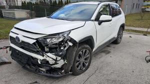 White Toyota RAV4 2024 in Kaunas, with an engine capacity of 2.49 L and mileage of 60 thousand km for 19700 €, photo  on AUTOMOTO.COM.LV