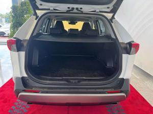 Balts Toyota RAV4 2024 Šauļi, ar dzinēja tilpumu 2.49 L un nobraukumu 103 tūkst. km par 32900 €, foto 7 vietnē AUTOMOTO.COM.LV