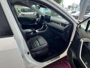 Balts Toyota RAV4 2024 Šauļi, ar dzinēja tilpumu 2.49 L un nobraukumu 103 tūkst. km par 32900 €, foto 24 vietnē AUTOMOTO.COM.LV