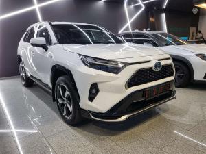 White Toyota RAV4 2024 in Siauliai, with an engine capacity of 2.49 L and mileage of 15 thousand km for 42950 €, photo  on AUTOMOTO.COM.LV