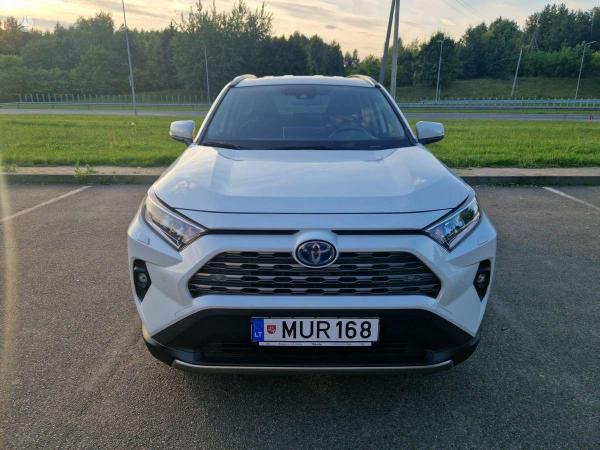 White Toyota RAV4 2024 in Vilnius, with an engine capacity of 2.49 L and mileage of 30 thousand km for 34500 €, photo 3 on AUTOMOTO.COM.LV