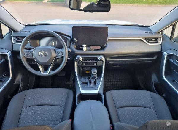 White Toyota RAV4 2024 in Vilnius, with an engine capacity of 2.49 L and mileage of 30 thousand km for 34500 €, photo 9 on AUTOMOTO.COM.LV