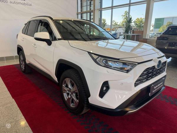 White Toyota RAV4 2024 in Siauliai, with an engine capacity of 2.49 L and mileage of 90 thousand km for 32900 €, photo 2 on AUTOMOTO.COM.LV