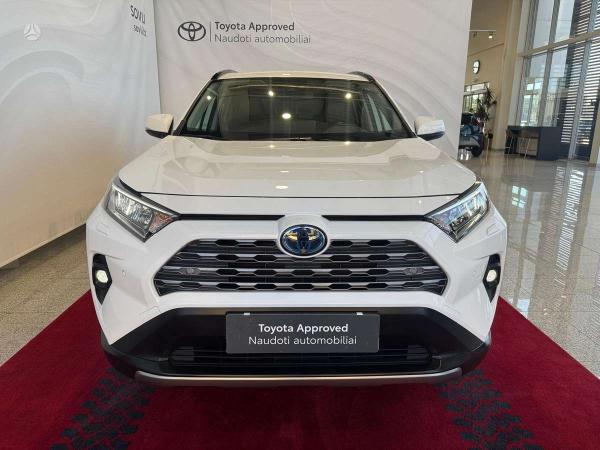 White Toyota RAV4 2024 in Siauliai, with an engine capacity of 2.49 L and mileage of 90 thousand km for 32900 €, photo 3 on AUTOMOTO.COM.LV