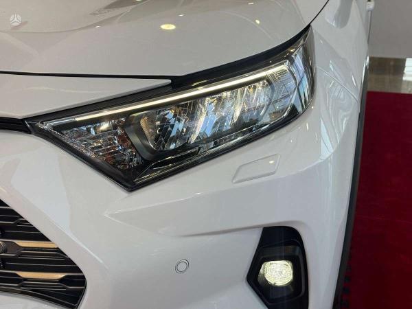White Toyota RAV4 2024 in Siauliai, with an engine capacity of 2.49 L and mileage of 90 thousand km for 32900 €, photo 4 on AUTOMOTO.COM.LV