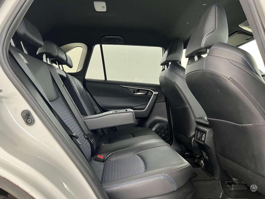 Balts Toyota RAV4 2024 Viļņa, ar dzinēja tilpumu 2.49 L un nobraukumu 76 tūkst. km par 40900 €, foto 8 vietnē AUTOMOTO.COM.LV