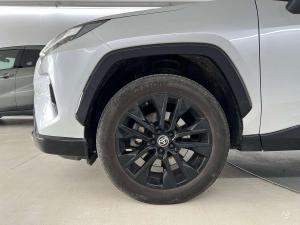 Balts Toyota RAV4 2024 Viļņa, ar dzinēja tilpumu 2.49 L un nobraukumu 76 tūkst. km par 40900 €, foto 16 vietnē AUTOMOTO.COM.LV