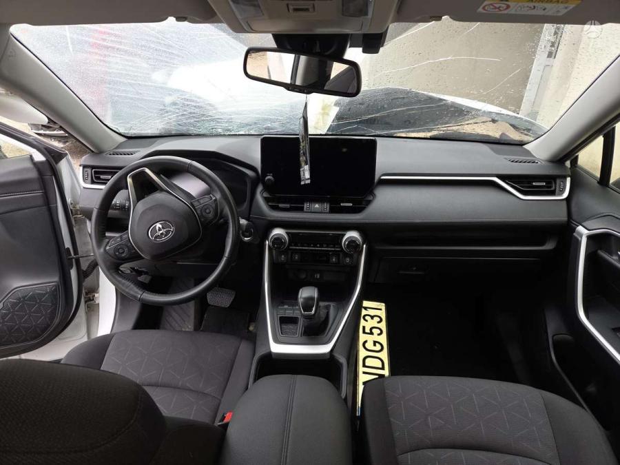 White Toyota RAV4 2024 in Siauliai, with an engine capacity of 1.99 L and mileage of 59 thousand km for 9800 €, photo 4 on AUTOMOTO.COM.LV