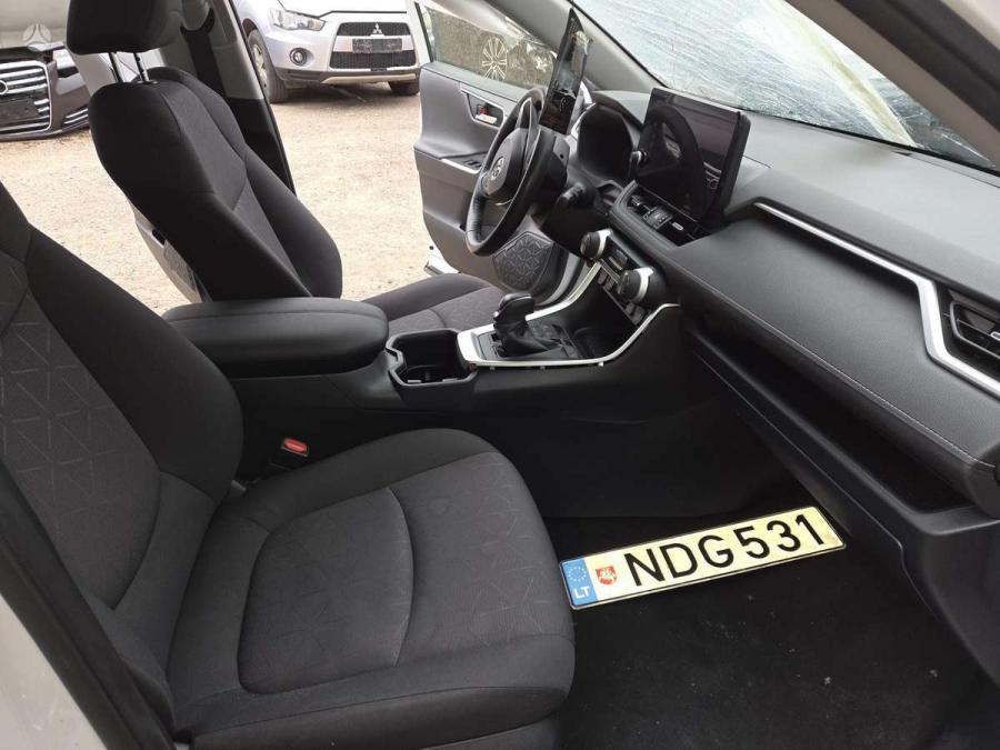 White Toyota RAV4 2024 in Siauliai, with an engine capacity of 1.99 L and mileage of 59 thousand km for 9800 €, photo 6 on AUTOMOTO.COM.LV