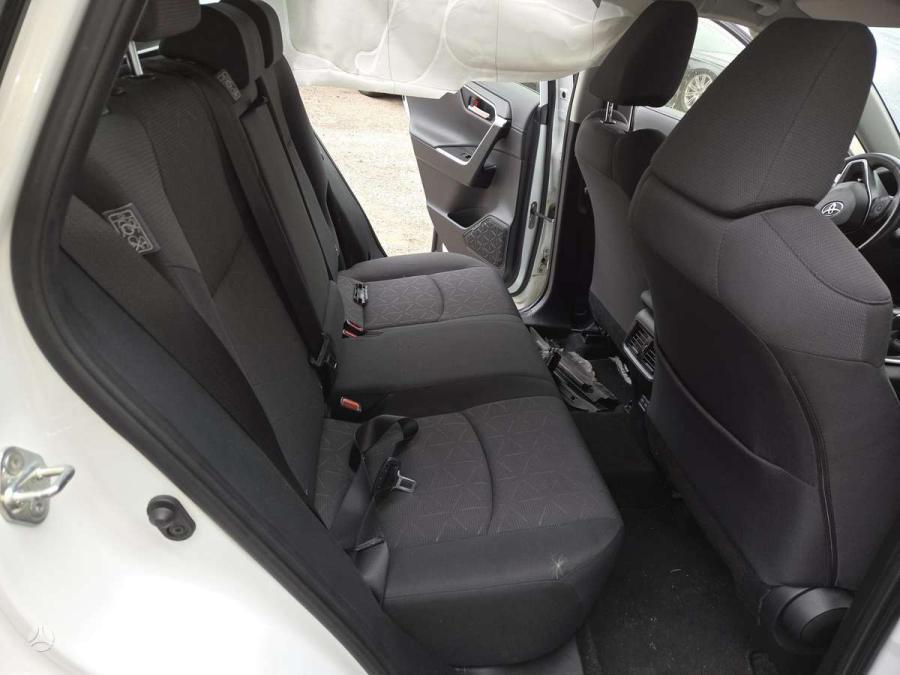 White Toyota RAV4 2024 in Siauliai, with an engine capacity of 1.99 L and mileage of 59 thousand km for 9800 €, photo 7 on AUTOMOTO.COM.LV