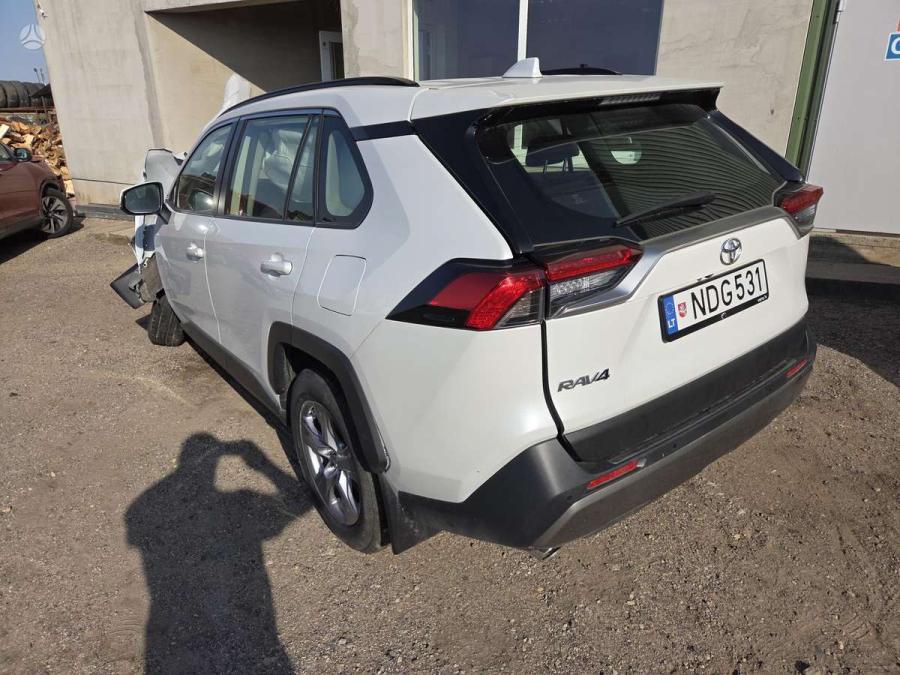 White Toyota RAV4 2024 in Siauliai, with an engine capacity of 1.99 L and mileage of 59 thousand km for 9800 €, photo 14 on AUTOMOTO.COM.LV