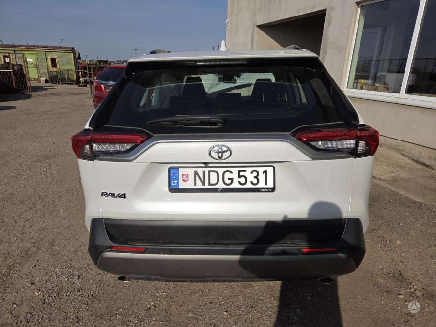 White Toyota RAV4 2024 in Siauliai, with an engine capacity of 1.99 L and mileage of 59 thousand km for 9800 €, photo 15 on AUTOMOTO.COM.LV