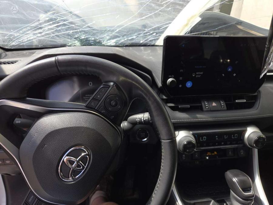 White Toyota RAV4 2024 in Siauliai, with an engine capacity of 1.99 L and mileage of 59 thousand km for 9800 €, photo 18 on AUTOMOTO.COM.LV