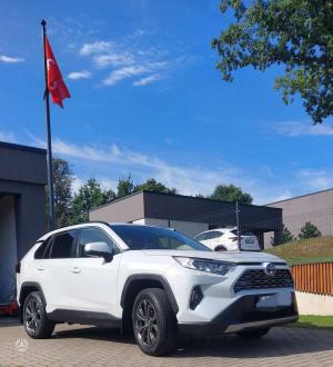 Balts Toyota RAV4 2024 Viļņa, ar dzinēja tilpumu 2.49 L un nobraukumu 54 tūkst. km par 35300 €, foto 1 vietnē AUTOMOTO.COM.LV